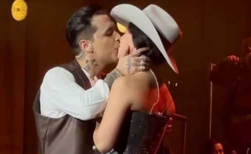 Christian Nodal y Ángela Aguilar se besaron en pleno show y los fans de Cazzu explotaron ...